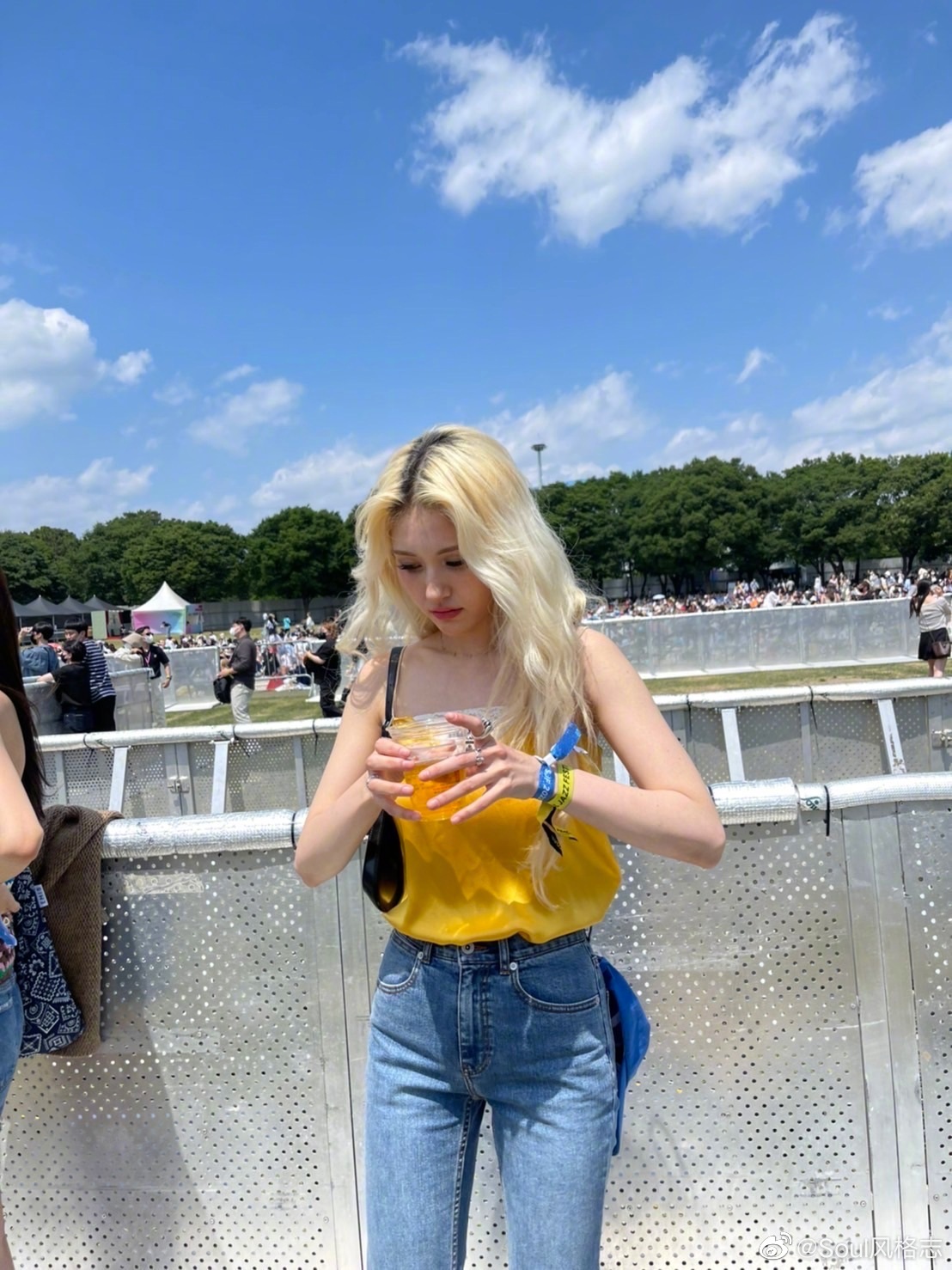 SOMI最新游照公开 夏日，阳光，和美式甜心辣妹__财经头条