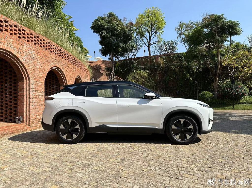 试驾东风风神L7，搭载高效插电混动系统，纯电续航205公里-新浪汽车