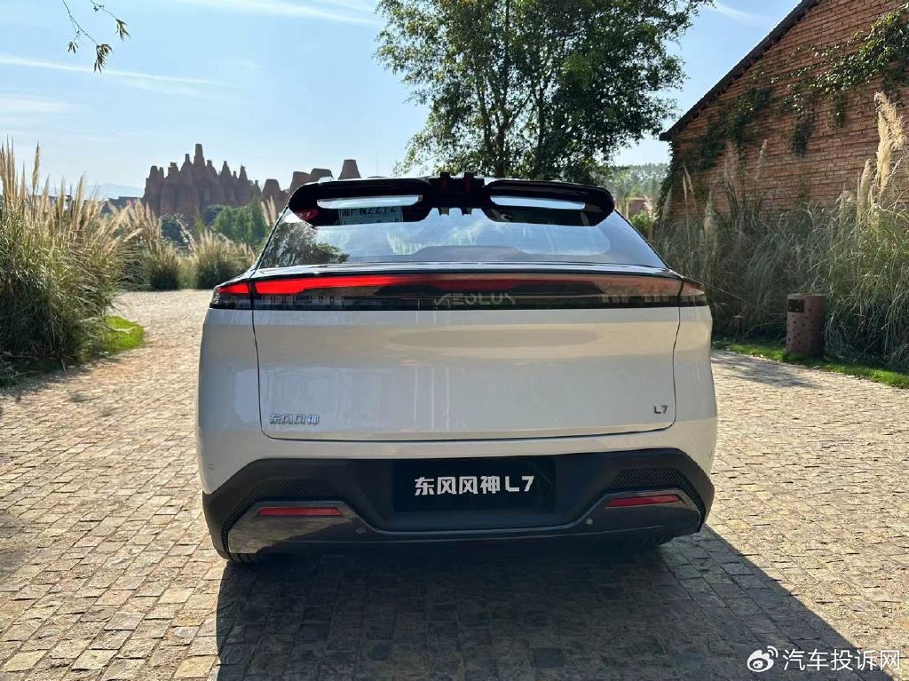 试驾东风风神L7，搭载高效插电混动系统，纯电续航205公里-新浪汽车