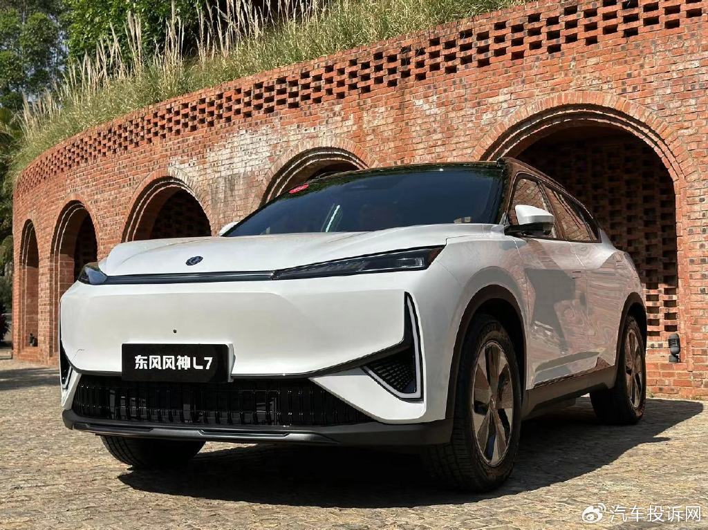 试驾东风风神L7，搭载高效插电混动系统，纯电续航205公里-新浪汽车