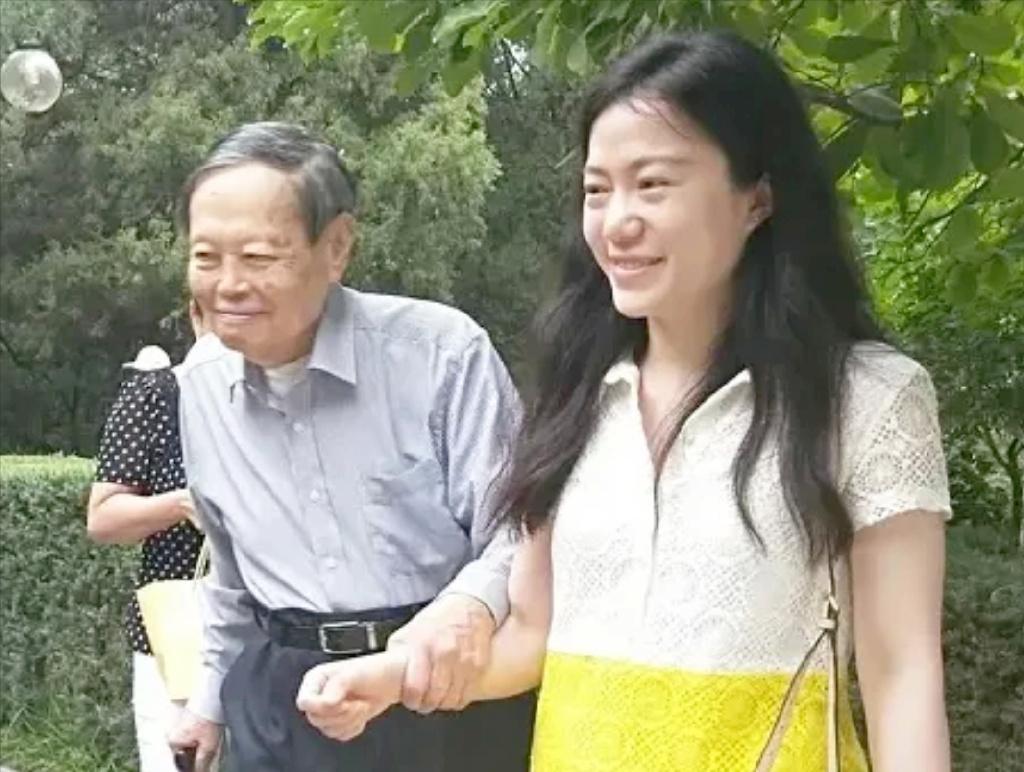 46岁翁帆搀100岁杨振宁会友、逛公园，互动亲密，20亿财产分完了？