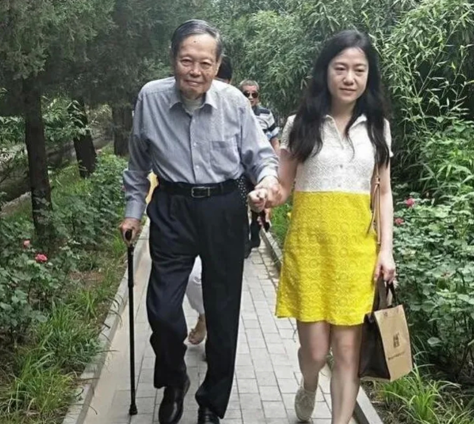 46岁翁帆搀100岁杨振宁会友、逛公园，互动亲密，20亿财产分完了？
