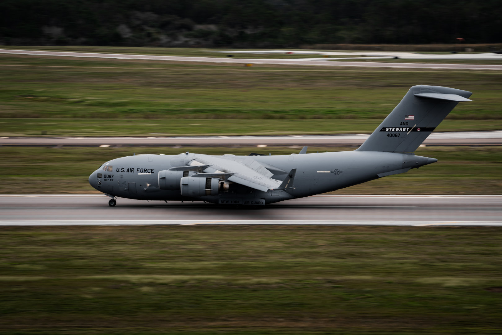 第6空中加油联队KC-135同温层加油机接近佛罗里达州麦克迪尔空军基地