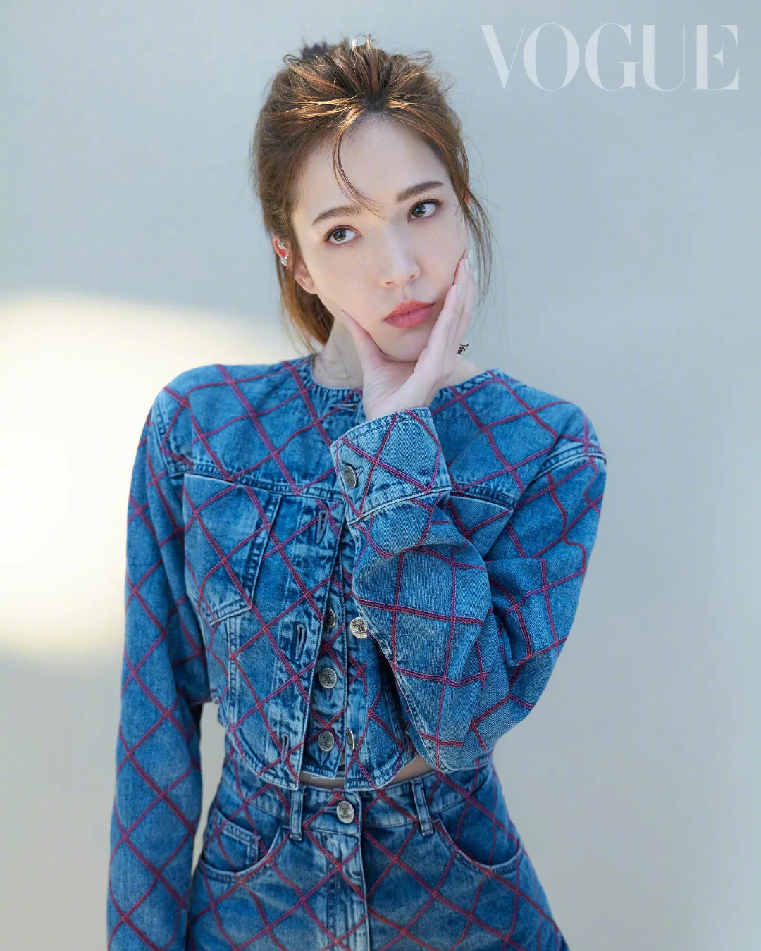 许玮甯 × 《Vogue》台版 Ming-Shih Chiang__财经头条