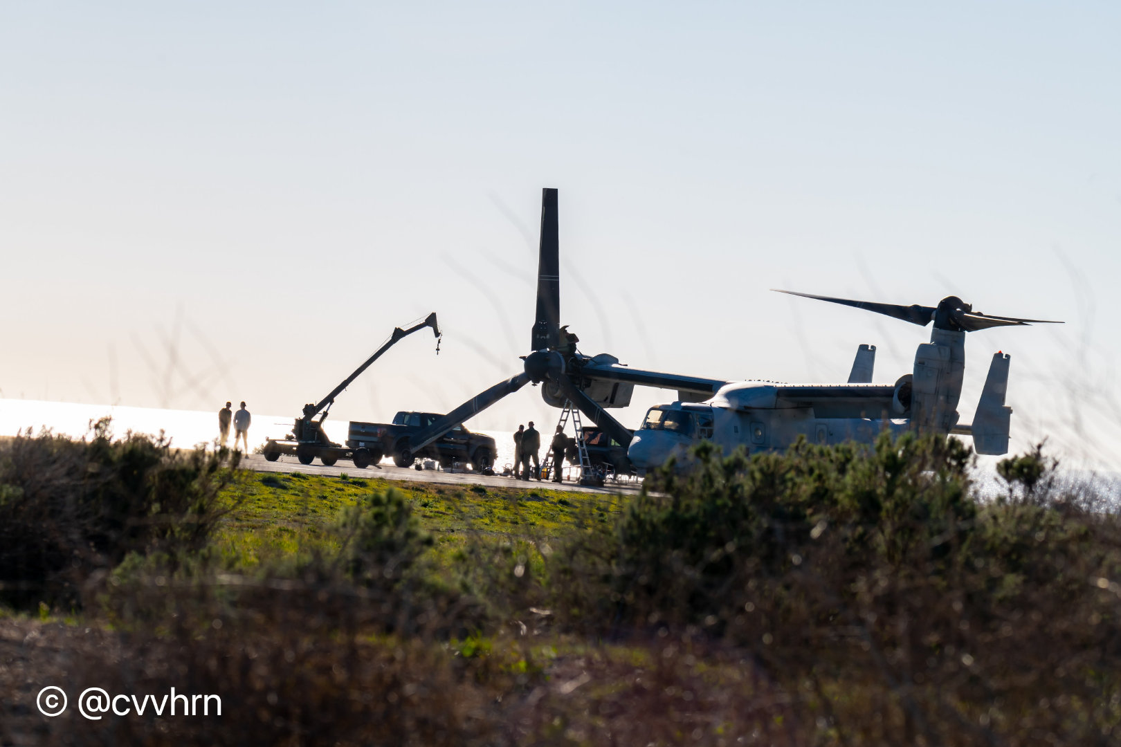 2月7日，马润的一架MV-22B在加州彭德尔顿军营的红海滩附近进行野……
