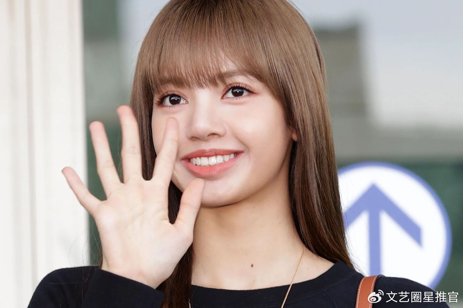 Lisa疑似暗示自己被包养，表情很自豪特写被包养证据，价值观崩塌|辟谣|搬运|粉丝|偶像|衣服_新浪新闻