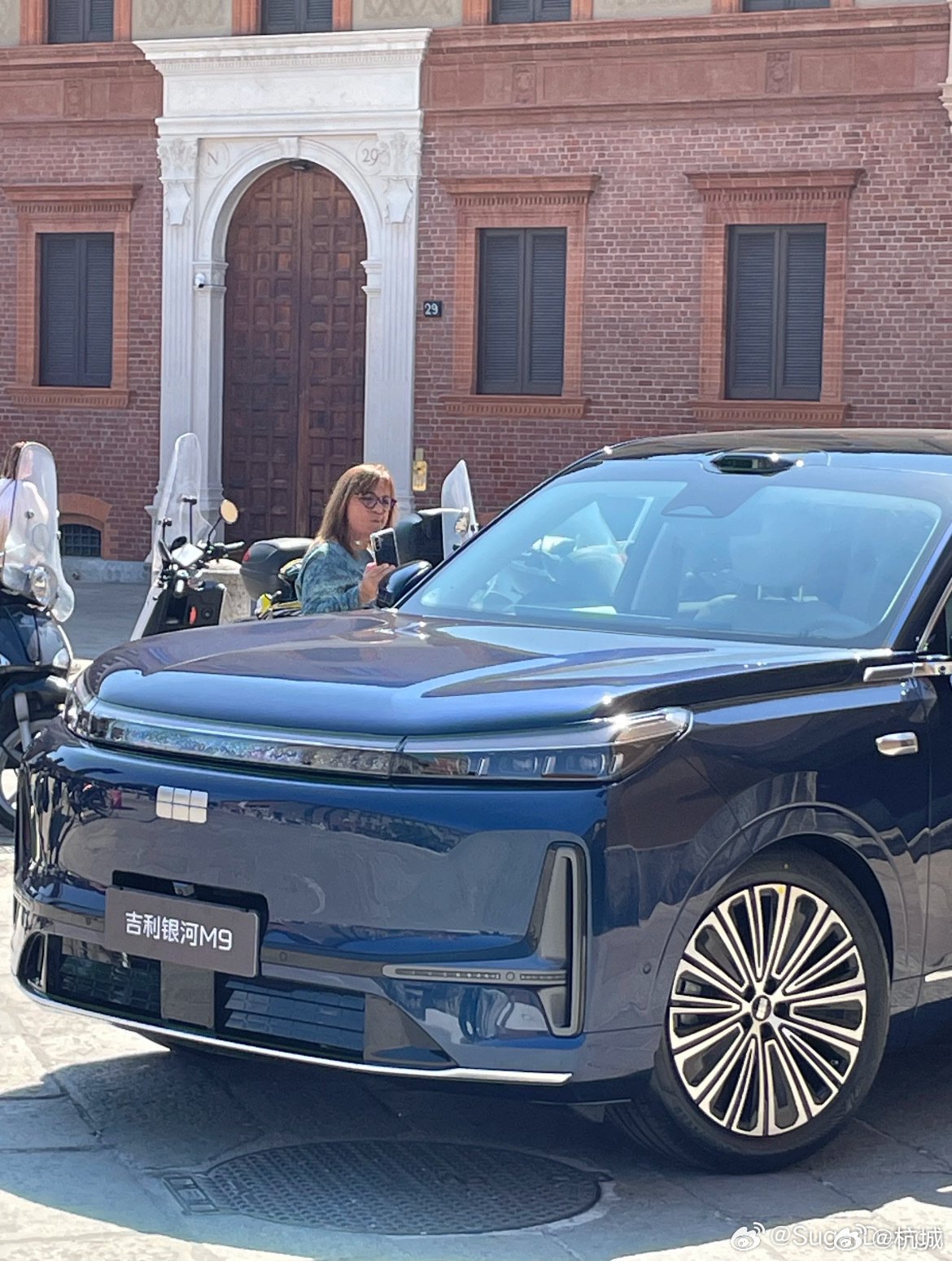 吉利宣布“AI 科技大六座旗舰 SUV”银河 M9 将于明日上市-新浪汽车