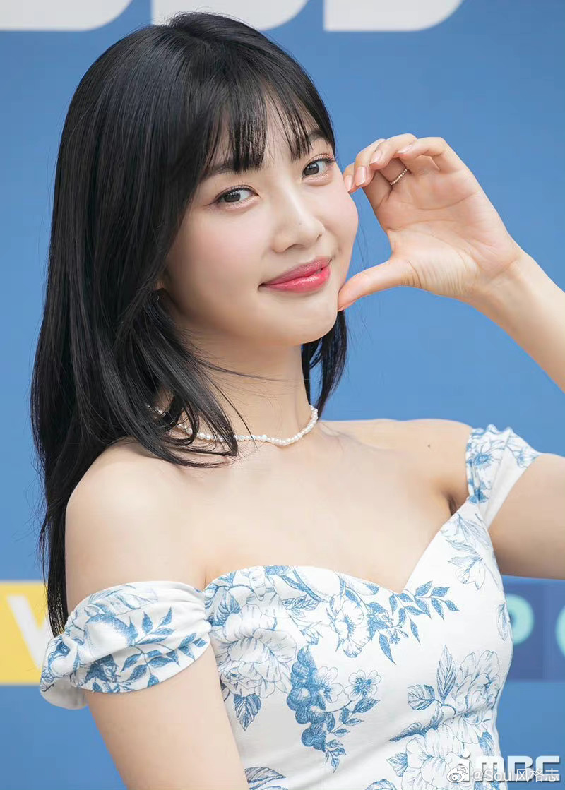 今日元气满满前去上班的Joy 一袭蓝裙搭配珍珠项链气质绝佳__财经头条