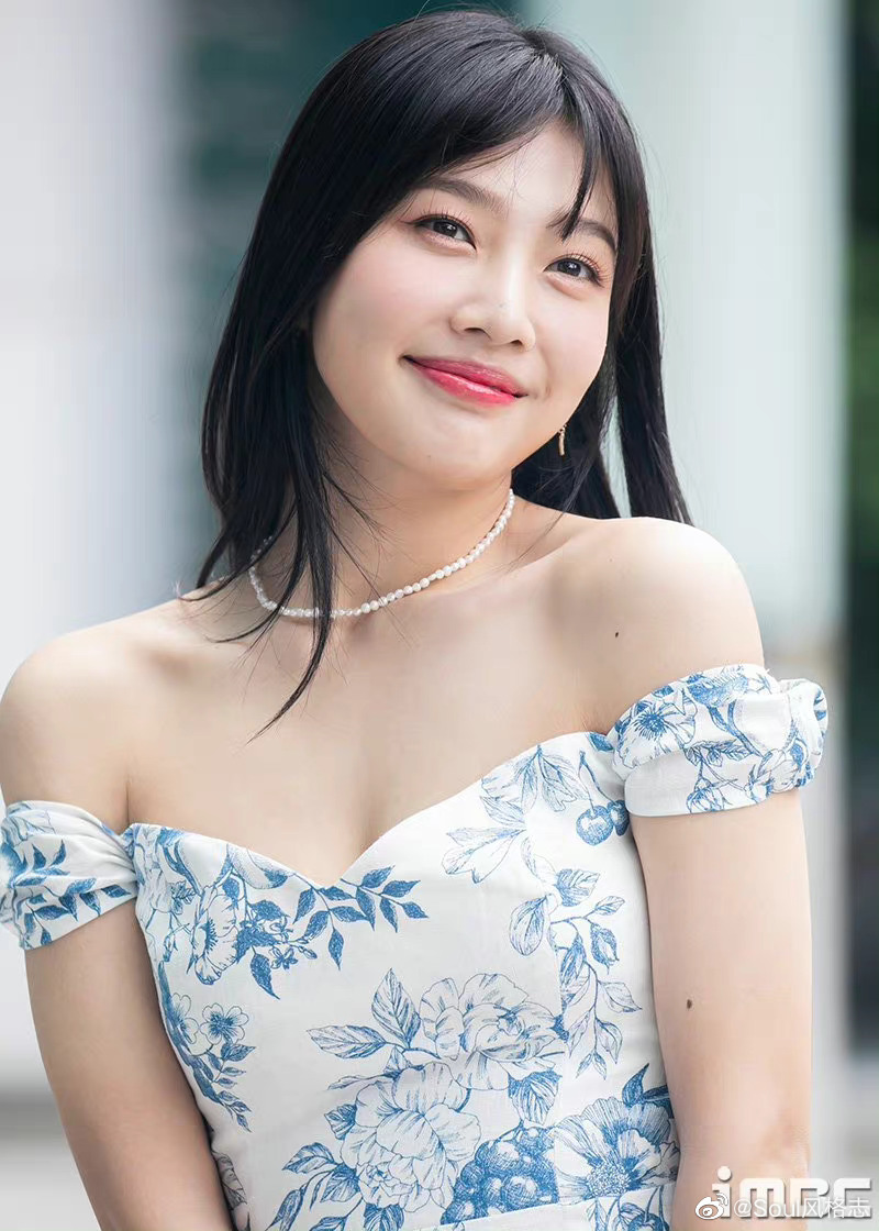 今日元气满满前去上班的Joy 一袭蓝裙搭配珍珠项链气质绝佳__财经头条