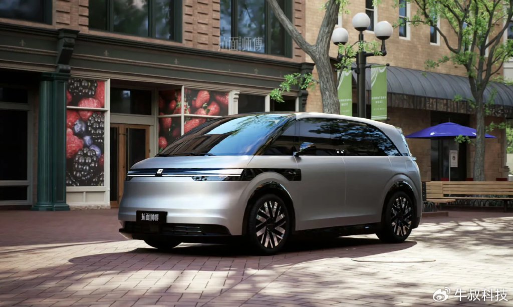 极氪新款奶爸MPV谍照曝光！前排三座、对开门，预计25-35万？-新浪汽车