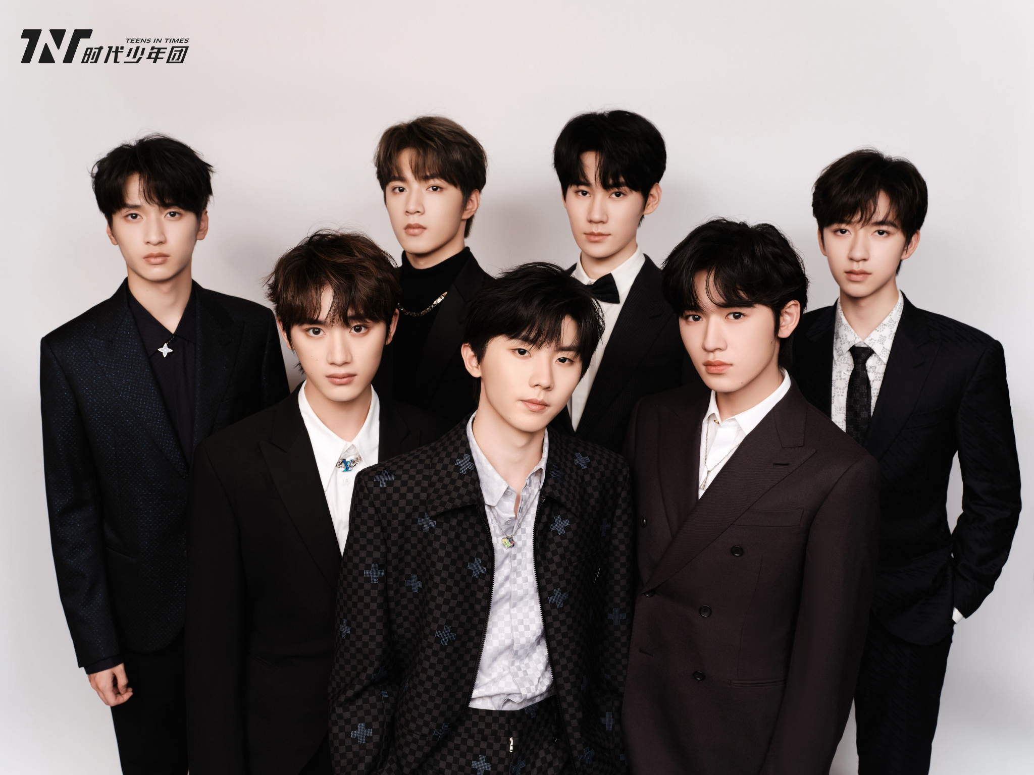 时代少年团造型来啦，全员黑西服好有气势！|西服_新浪新闻