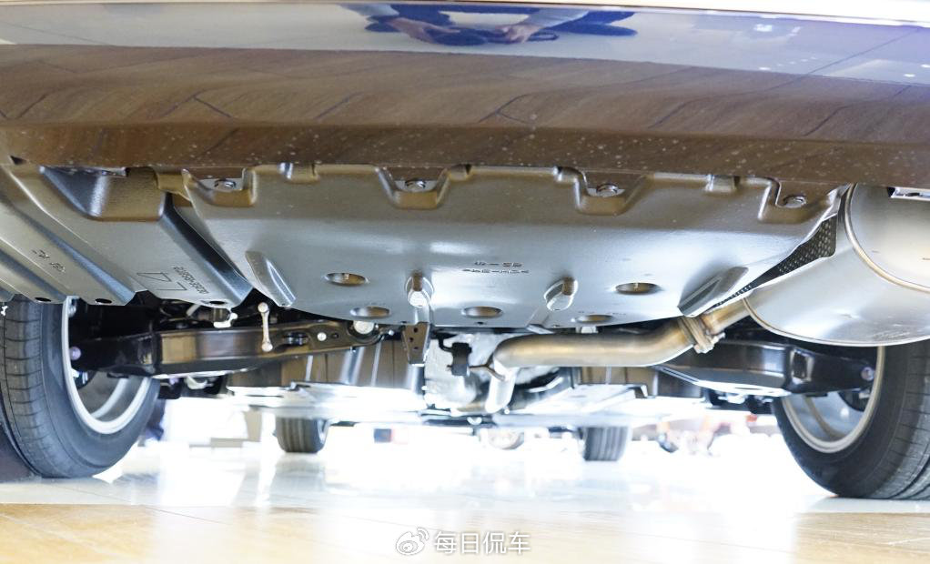 外饰小改 内饰中改 车机更好用 雷克萨斯ES200 2025款实拍简评-新浪汽车