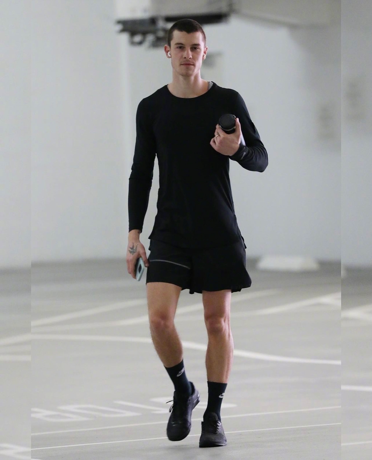 换了新发型的萌德Shawn Mendes在洛杉矶外出健身的街拍……__财经头条