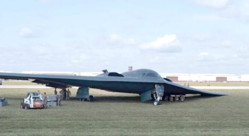 又一架B2摔出跑道，美军：又贵又难伺候，快让B-21替换它吧