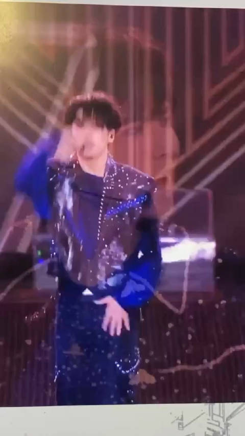 严浩翔重庆演唱会妆造 小卷毛配烟熏妆，开场就炸场了！|重庆市|严浩翔|演唱会_新浪新闻