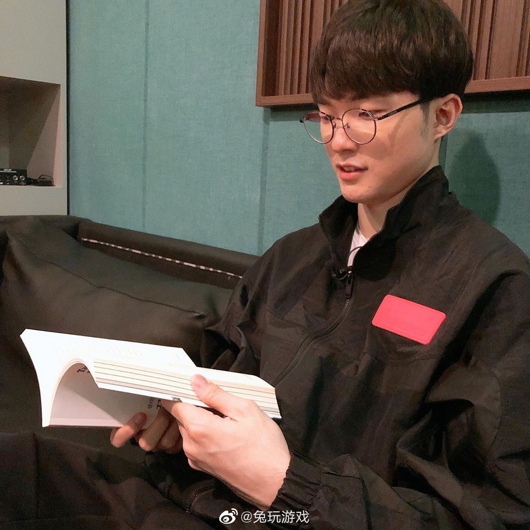 Faker的ins更新两张照片认真读书&自拍