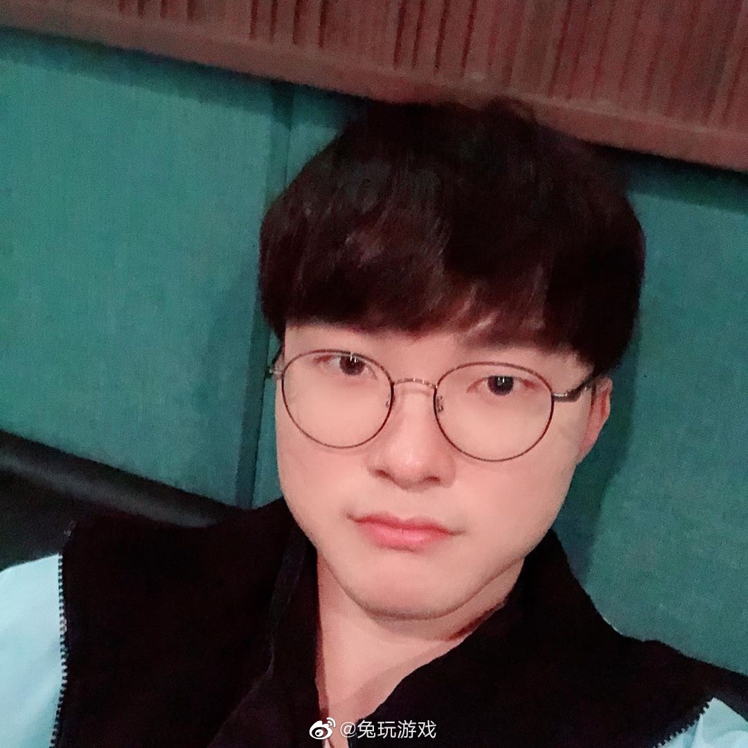 Faker的ins更新两张照片认真读书&自拍