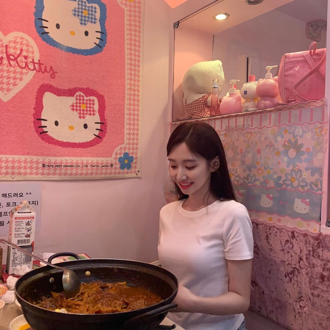 LCK女主持尹秀彬晒出与Khan的合照……