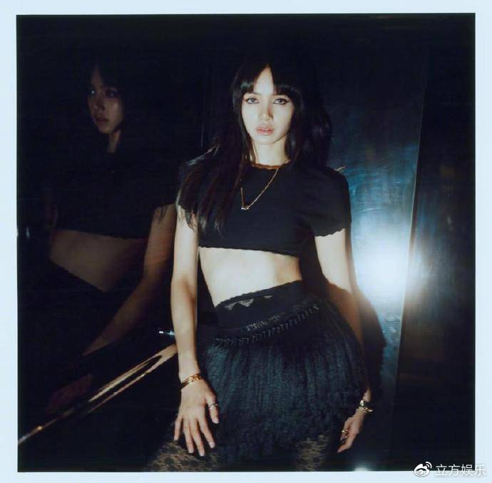 Lisa登法国杂志封面！穿黑色吊带弹奏乐器性感迷人