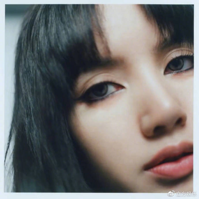 Lisa登法国杂志封面！穿黑色吊带弹奏乐器性感迷人