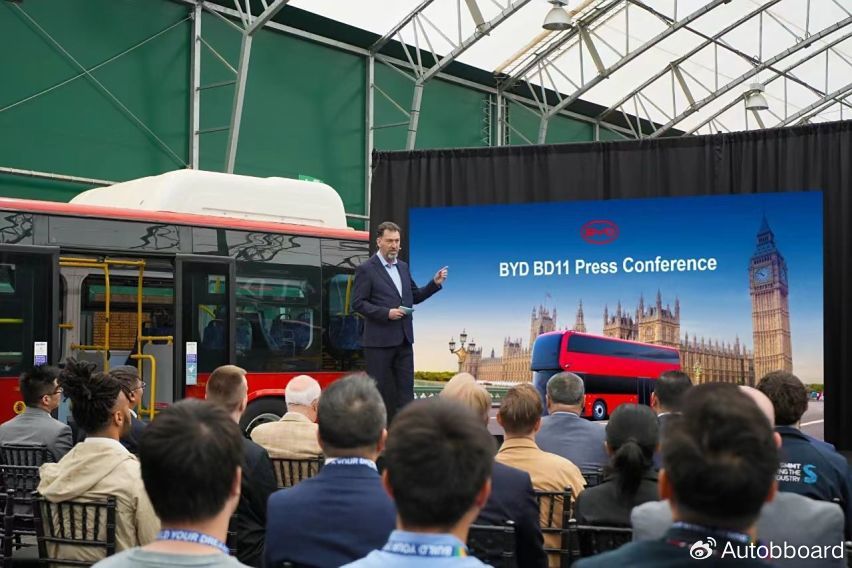 比亚迪双层巴士BD11首发，续航643公里，约40万英镑-新浪汽车