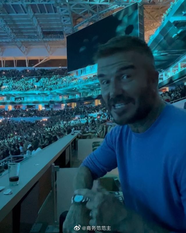 小贝带着女儿小七去看了盆栽哥The Weeknd在迈阿密的演唱会……__财经头条