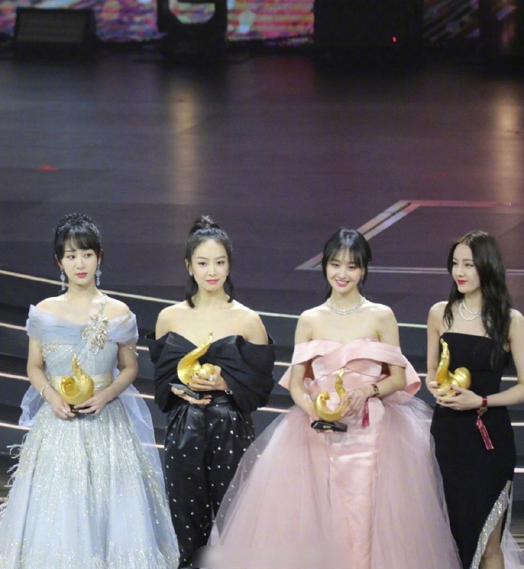 杨紫、宋茜、郑爽、迪丽热巴同框生图,状态怎么样?