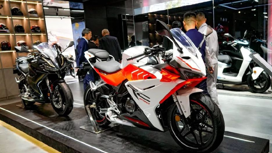 入门级的新卷王——赛科龙RC250车型解读，TCS、单摇臂都有了-新浪汽车