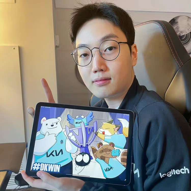 DK官方Ins发布选手应援合照