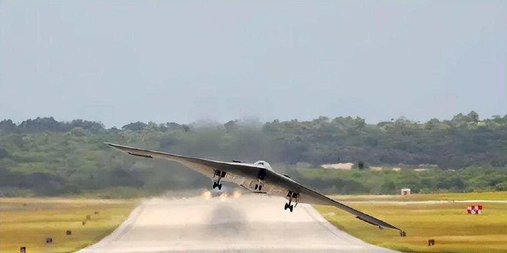 又一架B2摔出跑道，美军：又贵又难伺候，快让B-21替换它吧