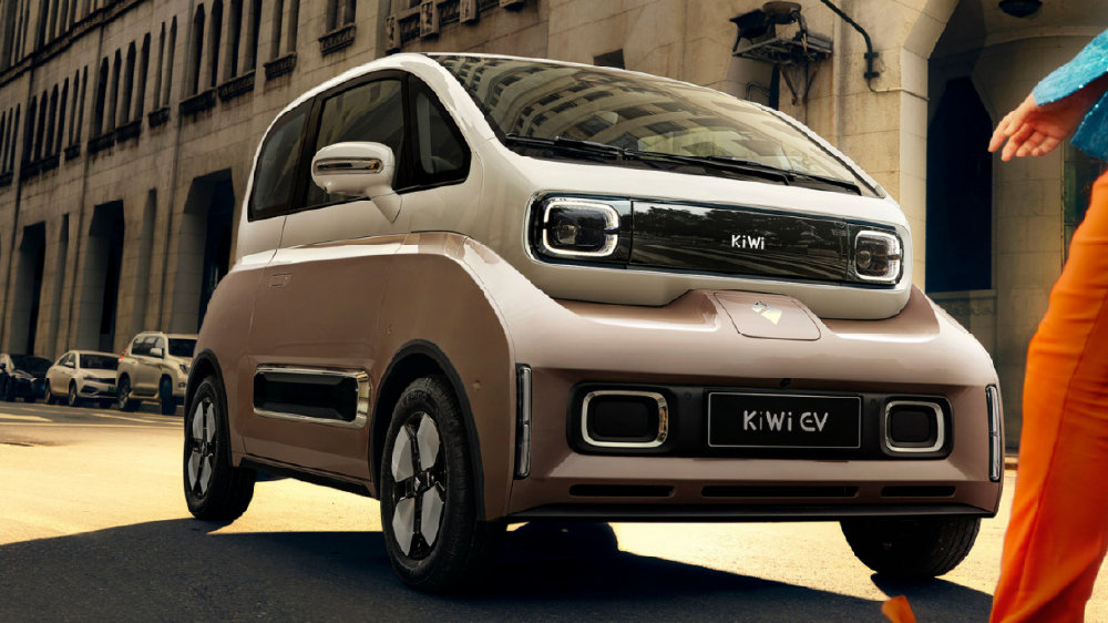 停车这种事就不要亲自动手了，2023款KiWi EV替你办好-新浪汽车