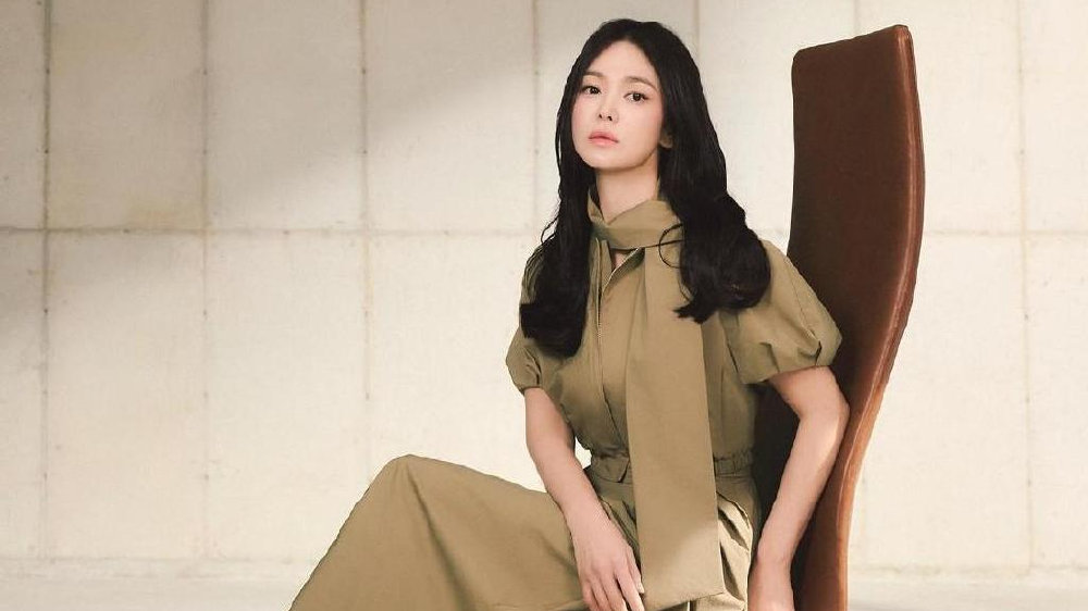 宋慧乔的状态真好！长裙搭10公分高跟鞋尽显霸气，42岁美出新高度|宋慧乔|公分|高跟鞋_新浪新闻