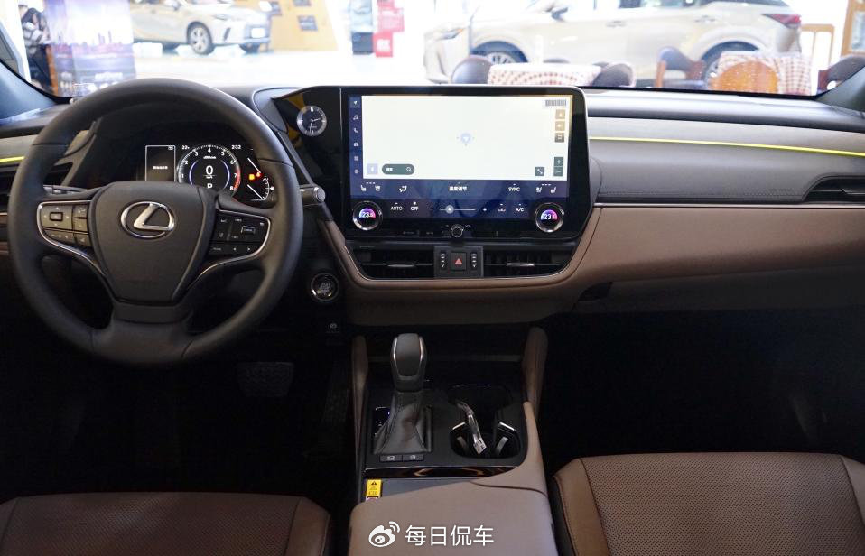 外饰小改 内饰中改 车机更好用 雷克萨斯ES200 2025款实拍简评-新浪汽车