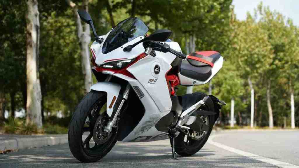 易操控、好翘头！QJMOTOR OAO电摩试驾，入门级仿赛新选择！-新浪汽车