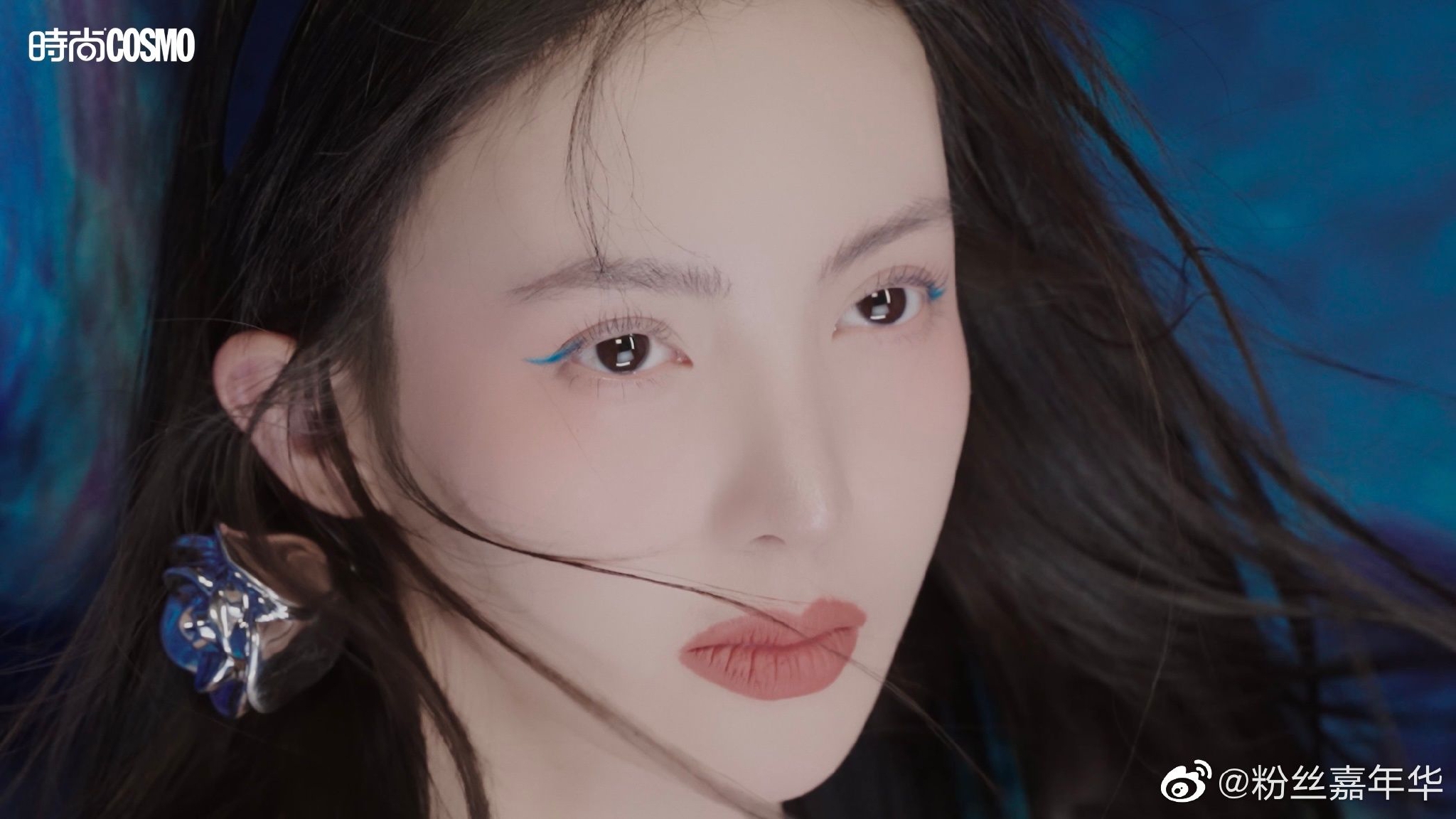 首登时尚cosmo封面，表现让人眼前一亮，红蓝色彩搭配大胆经典……