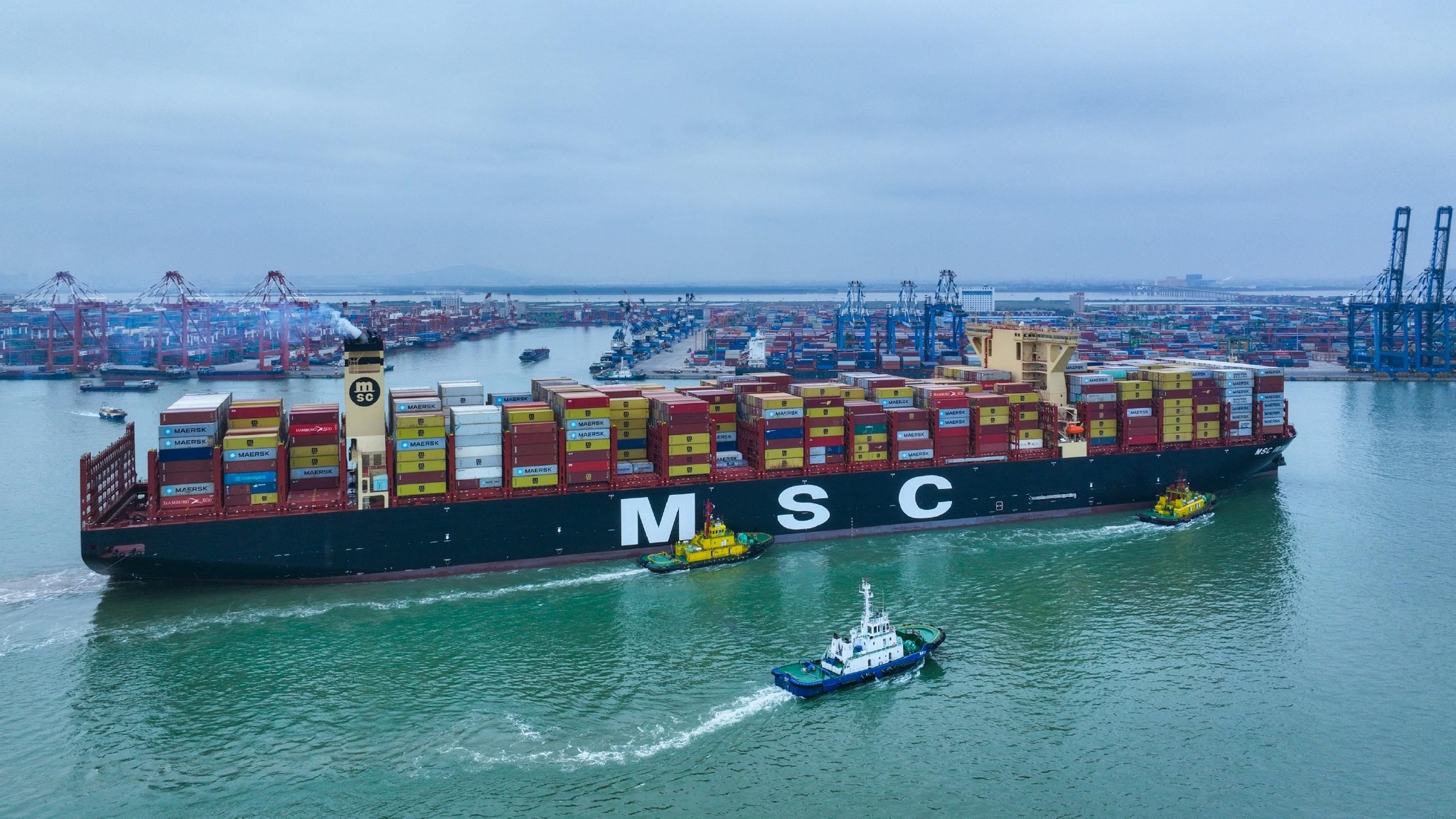 船长近400米！我国自主研制的全球最大集装箱船首航南沙港