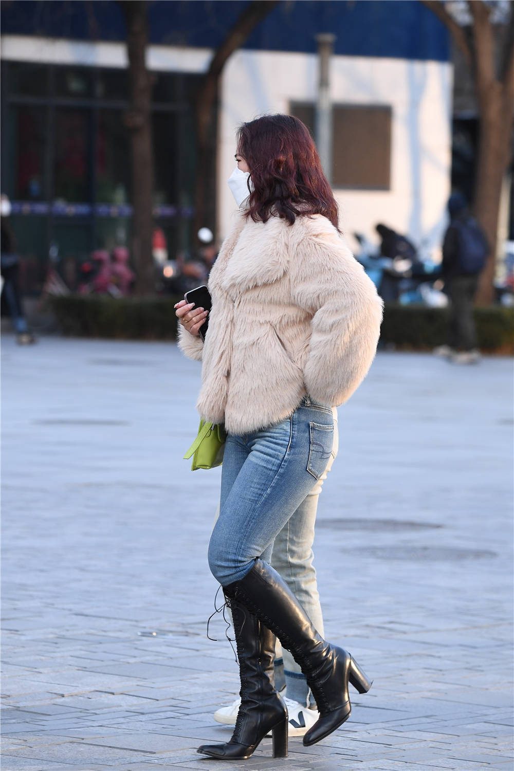 紧身牛仔裤搭配长靴，你的冬季生活，也可以很精彩