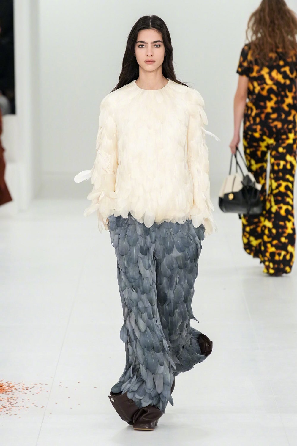 Loewe 2023秋冬系列发布秀———慵懒随意又洒脱雅致拎着大包漫步……__财经头条