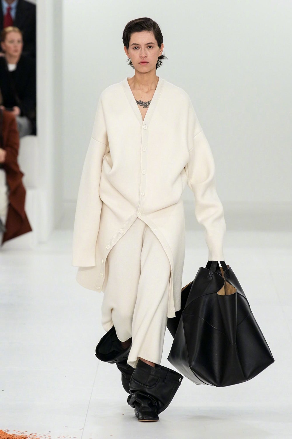 Loewe 2023秋冬系列发布秀———慵懒随意又洒脱雅致拎着大包漫步……__财经头条