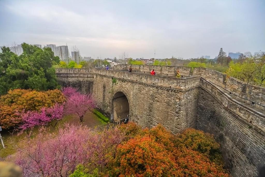 在中国保存最为完整的古城墙，用脚步探索千年荆州城__财经头条