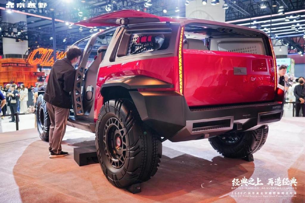 北京越野携ELMT Max与BJ40探险家亮相广州车展-新浪汽车
