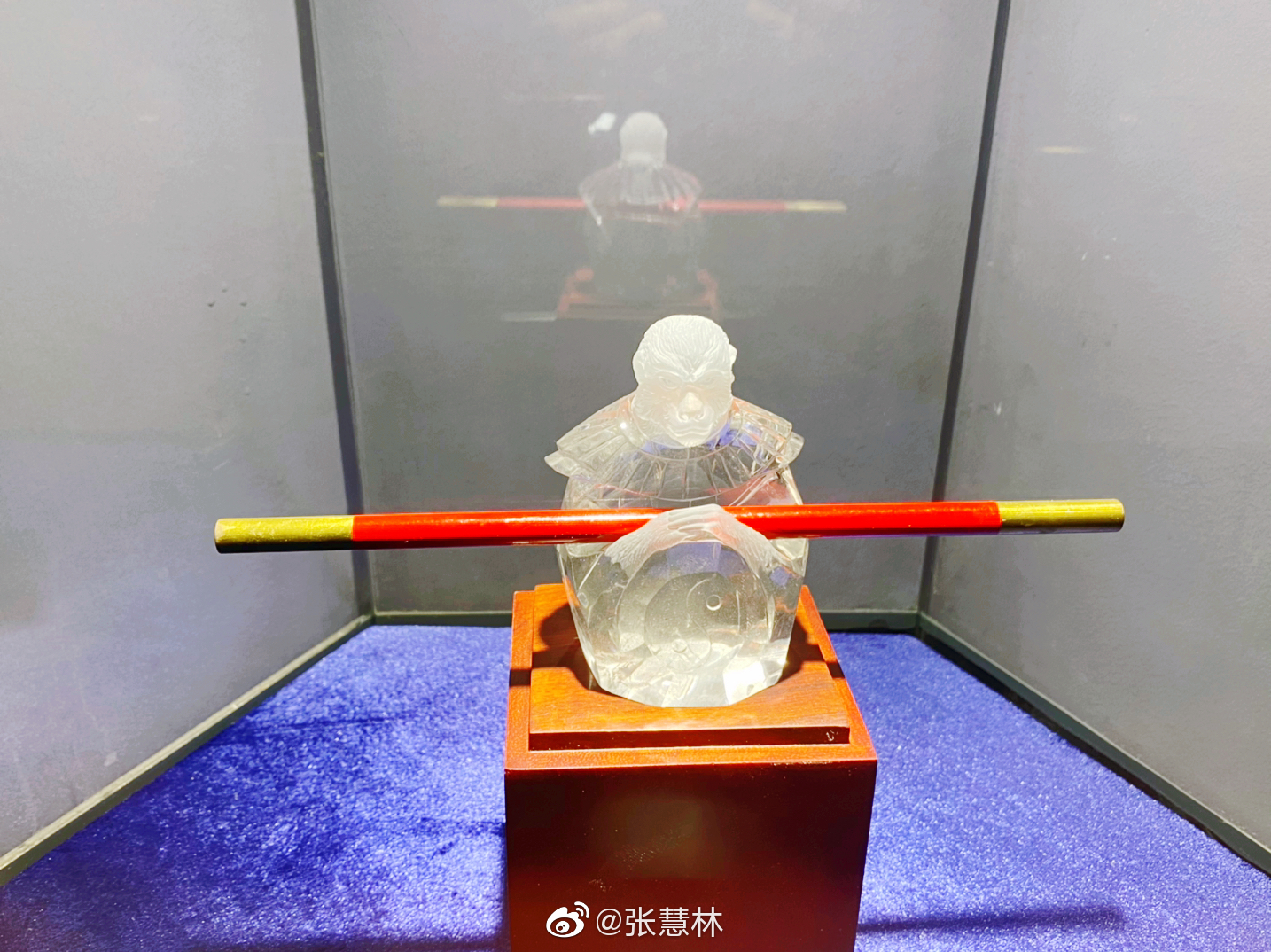 东海水晶博物馆收藏的水晶工艺品，晶莹剔透，巧夺天工。