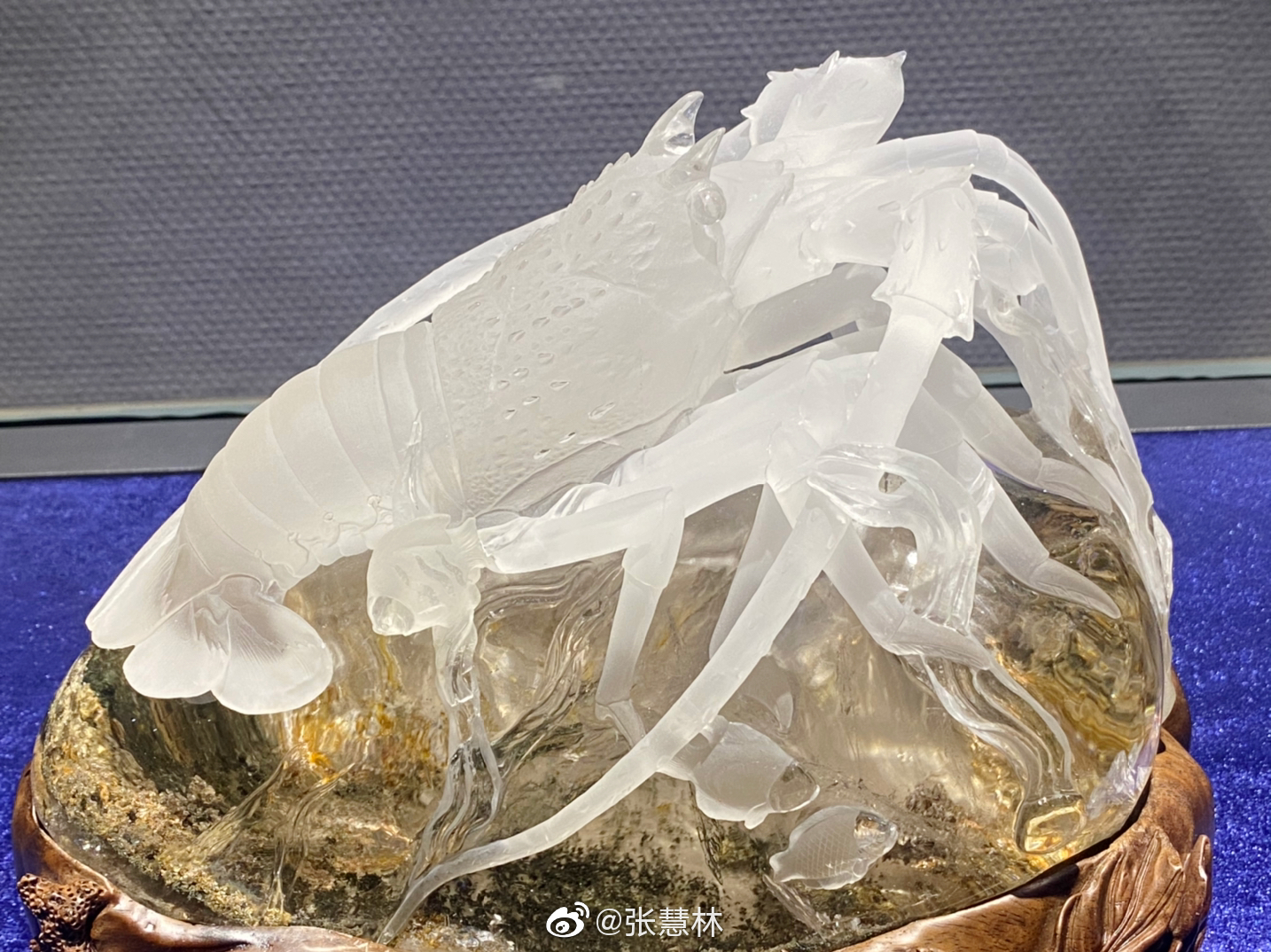 东海水晶博物馆收藏的水晶工艺品，晶莹剔透，巧夺天工。