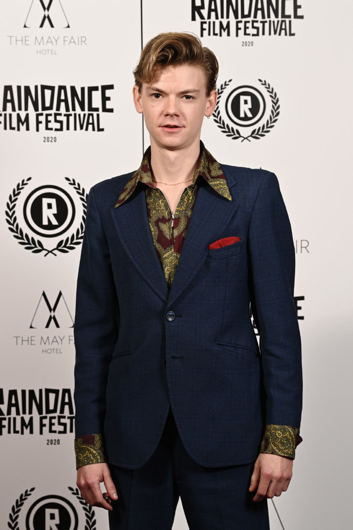 托马斯·布罗迪-桑斯特和女友Gzi Wisdom出席《星尘》瑞丹斯电影节首映