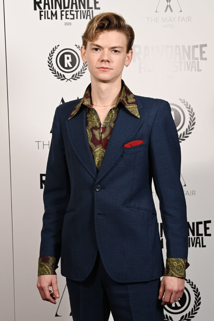 托马斯·布罗迪-桑斯特和女友Gzi Wisdom出席《星尘》瑞丹斯电影节首映