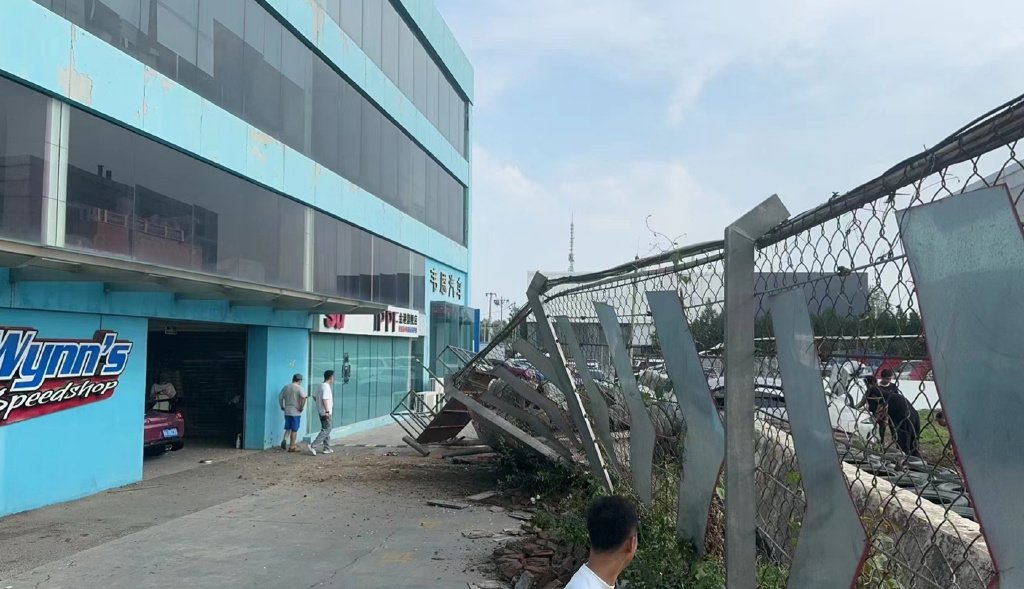 小米SU7又冲出赛道撞墙，被盖上斯巴鲁车衣后拖离现场-新浪汽车