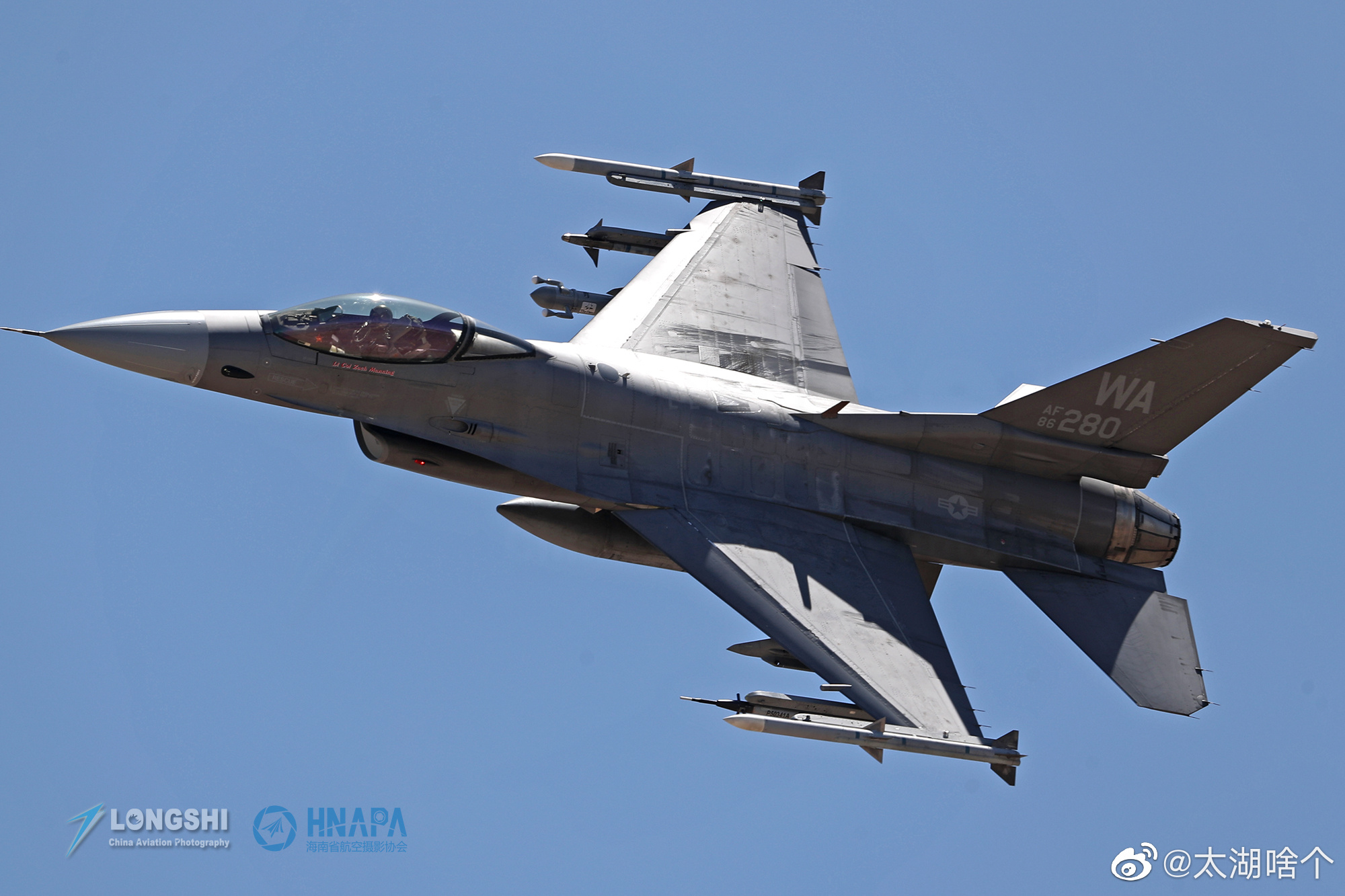 美国空军的 F-16C/D 战斗机拥有涂装“花花绿绿”的……