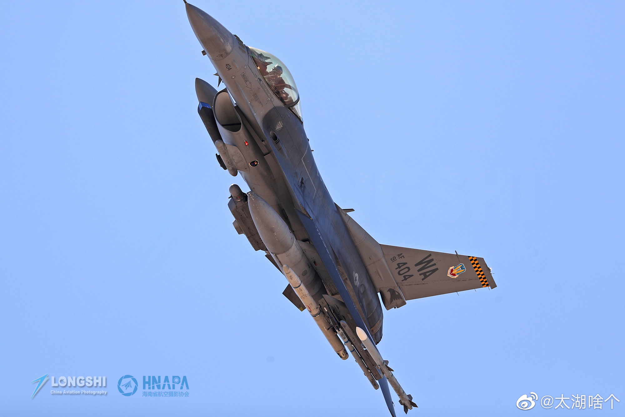 美国空军的 F-16C/D 战斗机拥有涂装“花花绿绿”的……