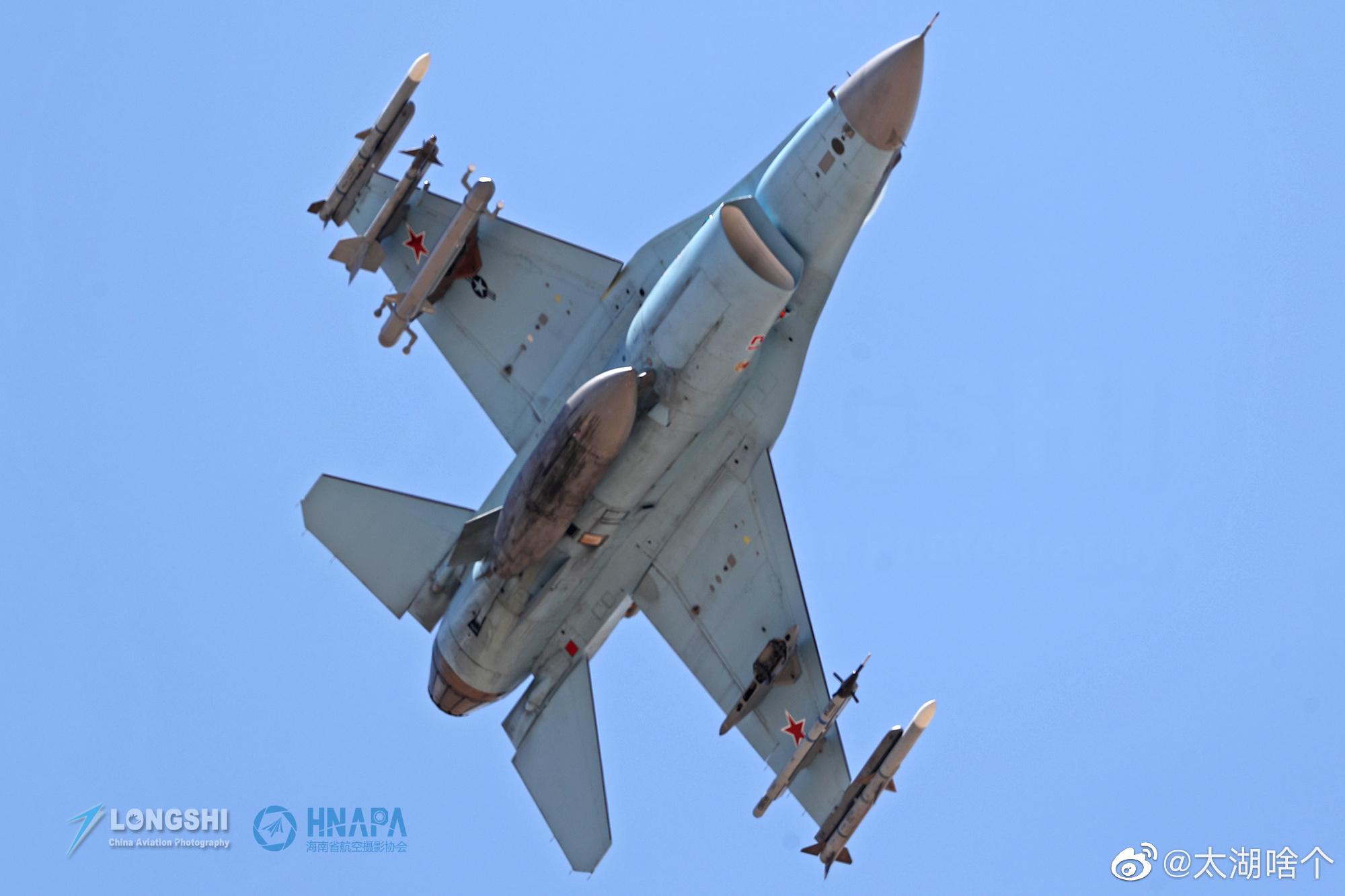 美国空军的 F-16C/D 战斗机拥有涂装“花花绿绿”的……