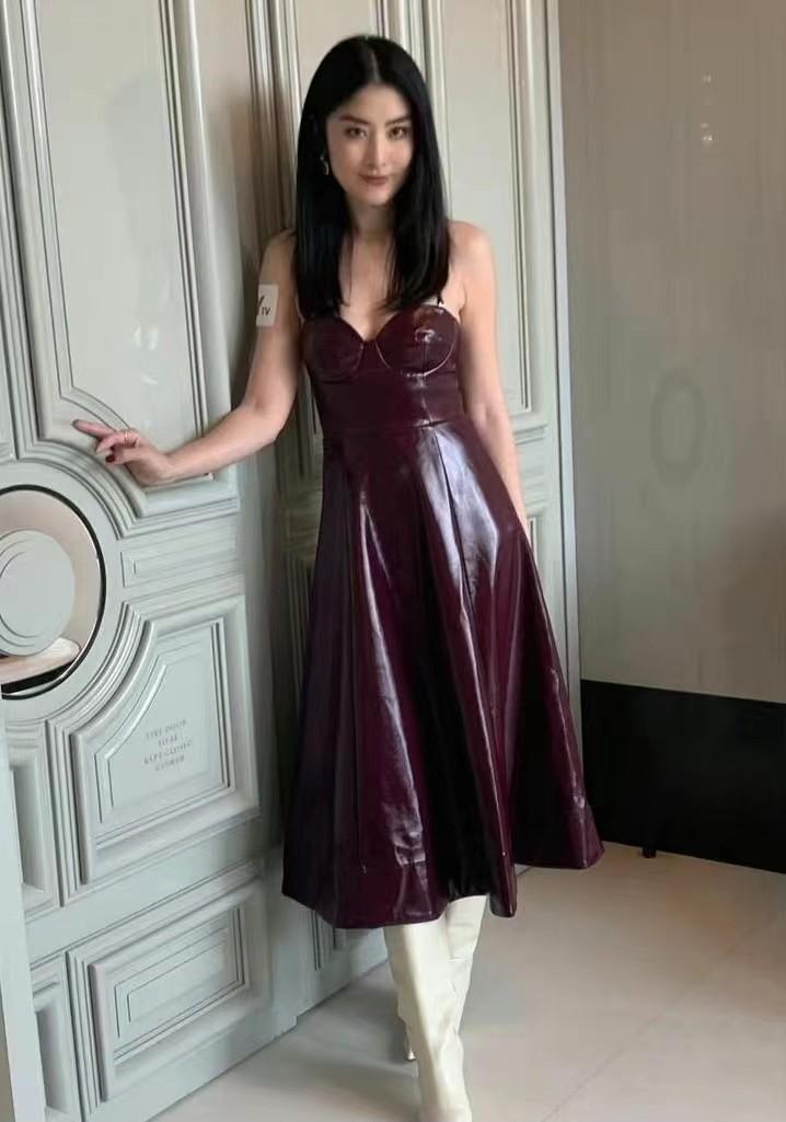 50岁陈慧琳罕见公开亮相！生图曝光造型封神，穿漆皮裙20年没变化__财经头条